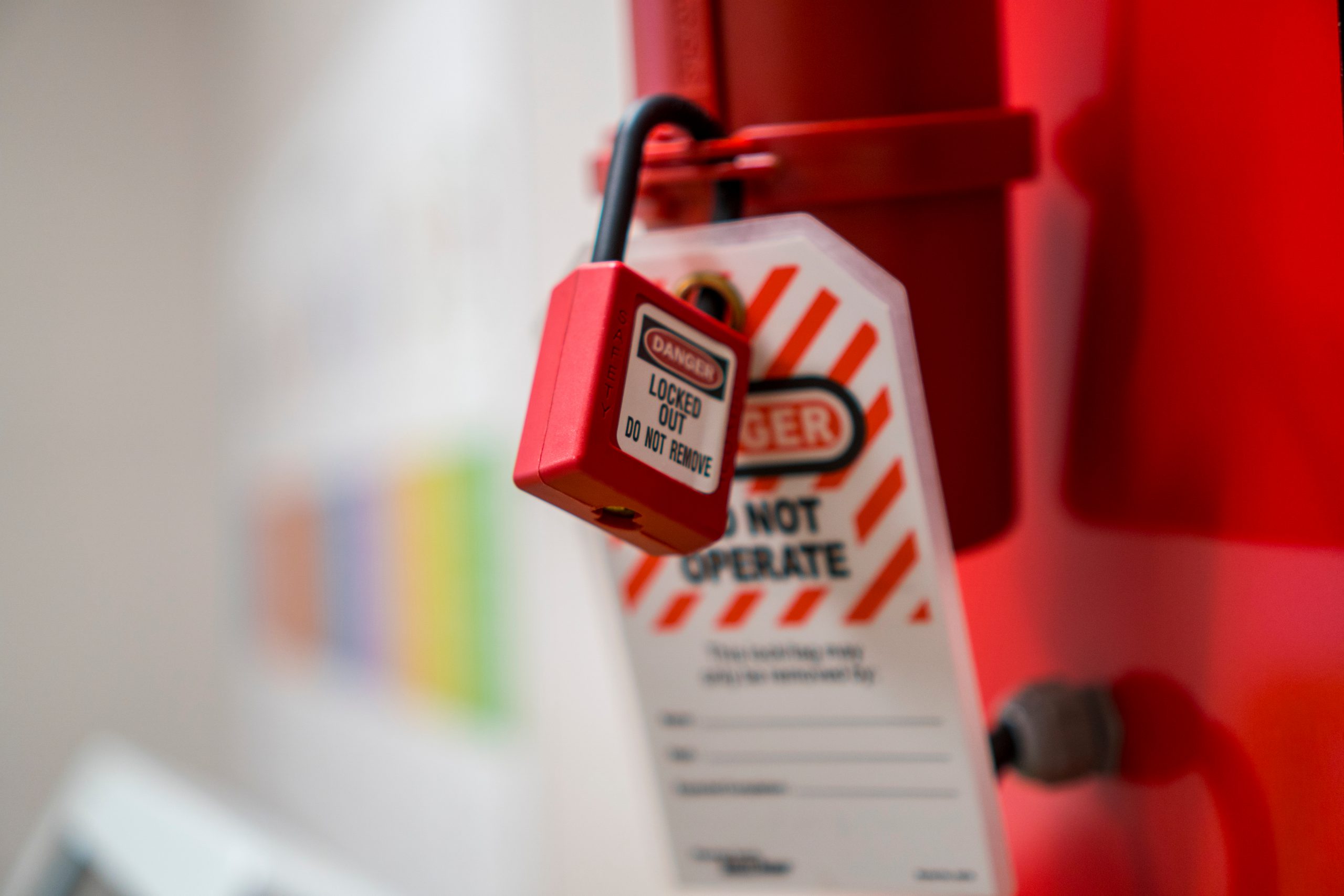 HOW TO LOCKOUT AN ELECTRICAL PLUG DEVICE | Uniform Safety Signs